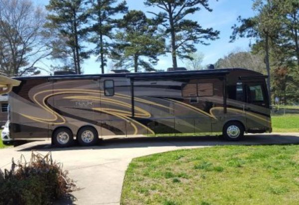 2011 Winnebago Tour 42QD, PHOTOS, Details, Brochure, Floorplan